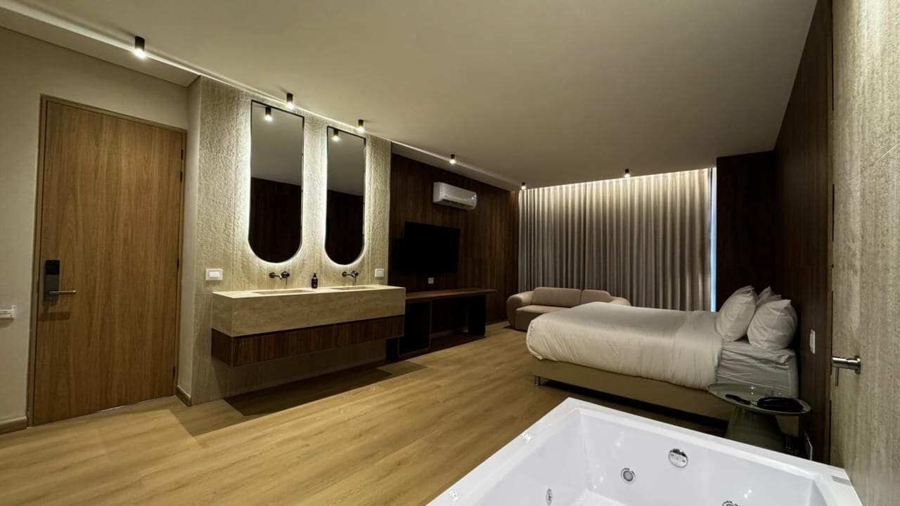 Quarto casal júnior, banheira de hidromassagem | Roupas de cama premium, edredons de pluma, camas Select Comfort