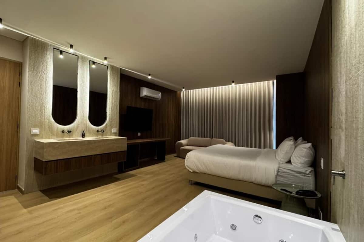 Quarto casal júnior, banheira de hidromassagem | Roupas de cama premium, edredons de pluma, camas Select Comfort