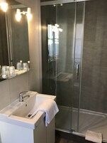 Quarto Duplo | Casa de banho | Um polibã, artigos de higiene pessoal grátis, um secador de cabelo