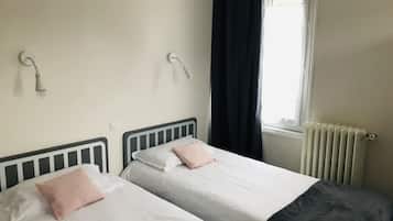 Quarto Twin | Com decoração personalizada, com mobília individualizada, secretária