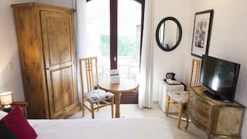 Quarto casal ou duplo clássico, vista para o jardim | Roupas de cama premium, individualmente decorados, escrivaninha
