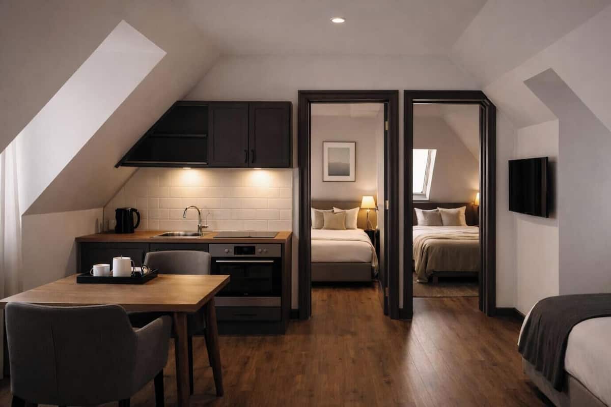 Suíte estúdio luxo, várias camas, cozinha | Escrivaninha, espaço de trabalho para notebook, quartos à prova de som