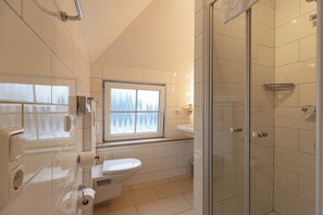 Quarto solteiro | Banheiro | Chuveiro, secador de cabelo, toalhas de banho, sabonete