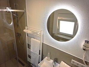 Chuveiro, secador de cabelo, toalhas de banho, sabonete