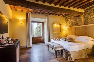 Quarto Duplo Deluxe (Castello La Leccia) | Minibar, cofre no quarto, secretária, Wi-fi grátis