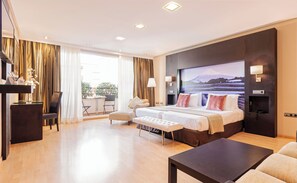 Quarto Duplo Superior | Minibar, cofre no quarto, com decoração personalizada