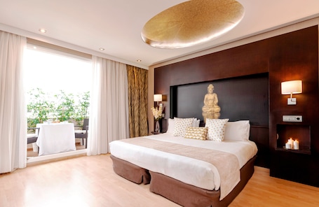 Suite Superior | Minibar, cofre no quarto, com decoração personalizada . Oh Nice Ulises Ceuta