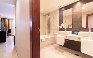 Suite Superior | Casa de banho | Um polibã, artigos de higiene pessoal grátis, um secador de cabelo