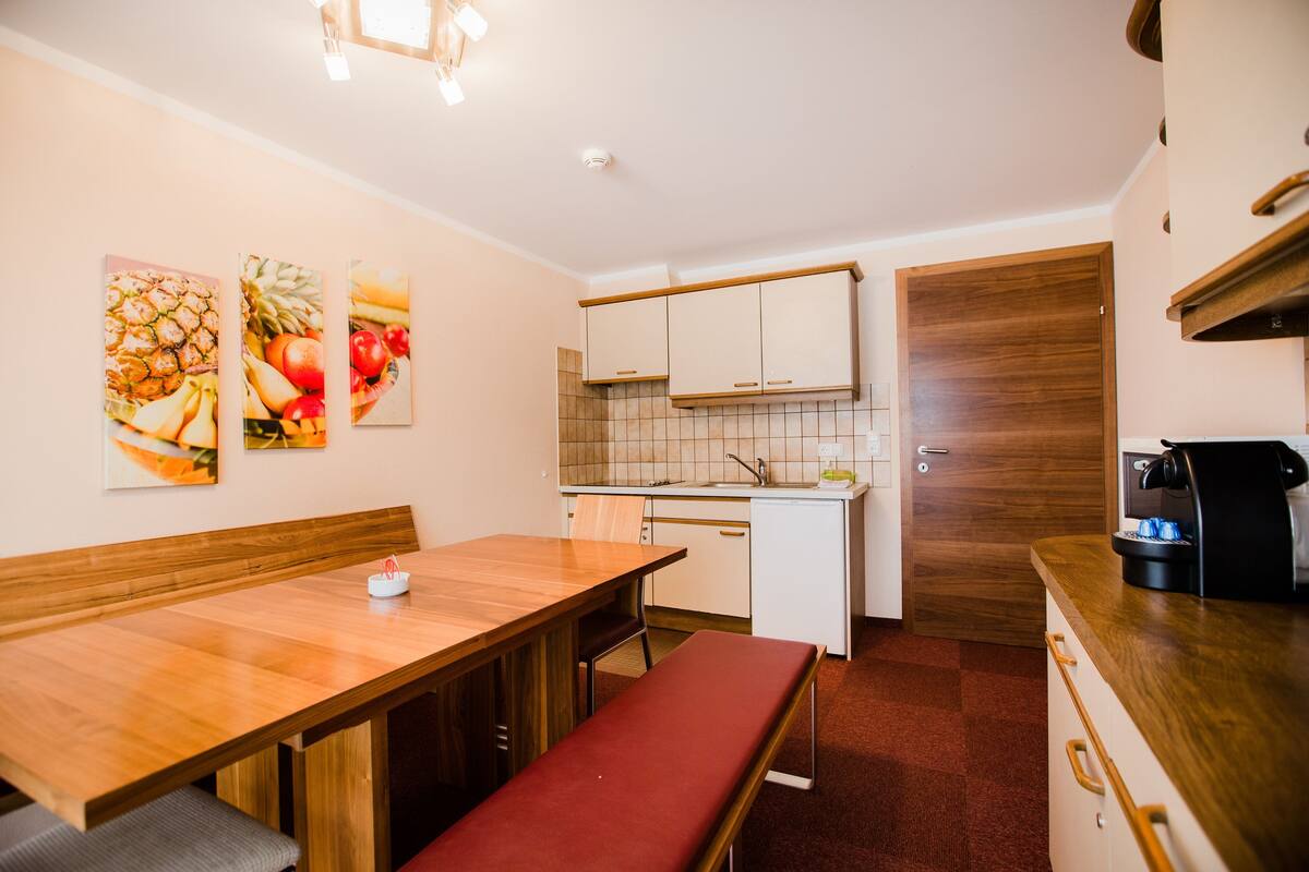 Apartamento Superior, 3 quartos, varanda, vista para a montanha (Olperer) | Cozinha privada | Uma máquina de café expresso, um forno, uma chaleira elétrica 