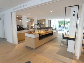 Pequeno-almoço tipo buffet diário (22 EUR por pessoa)