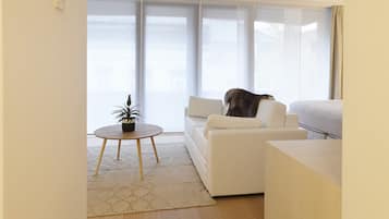 Suíte superior, 1 cama Queen e sofá-cama, acessível | Área de estar | TV LCD