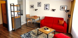 1 Room Apartment (incl. 80,00 EUR Cleaning fee) | Área de estar | TV LED 56 cm com canais a cabo