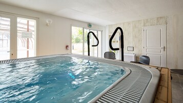 Banheira de hidromassagem interior