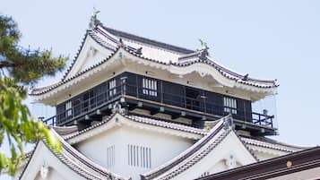 Um edifício tradicional japonês com vários andares e elaborados detalhes no telhado.