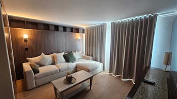 Quarto Deluxe | Sala de estar | TV de ecrã plano