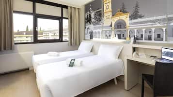 Quarto Twin Standard, não fumadores | Cofre no quarto, secretária, Wi-fi grátis, roupa de cama fornecida