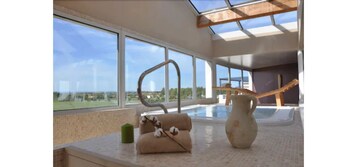 Piscina interna, funciona das 9h às 21h, espreguiçadeiras