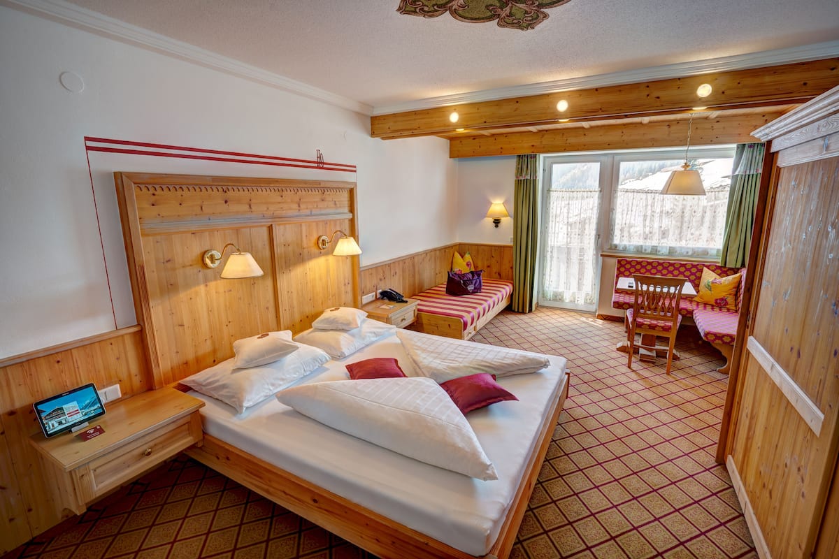 Quarto casal conforto, sacada, vista para a montanha (South) | Roupas de cama antialérgicas, cofres nos quartos, berços grátis