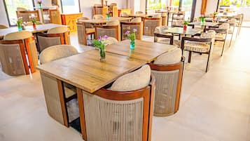 2 restaurantes, cozinha local e internacional
