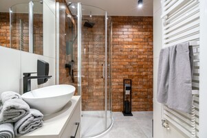 Suite-Estúdio Premium (Karp w szafranie - G) | Casa de banho | Um polibã, um secador de cabelo, toalhas fornecidas 