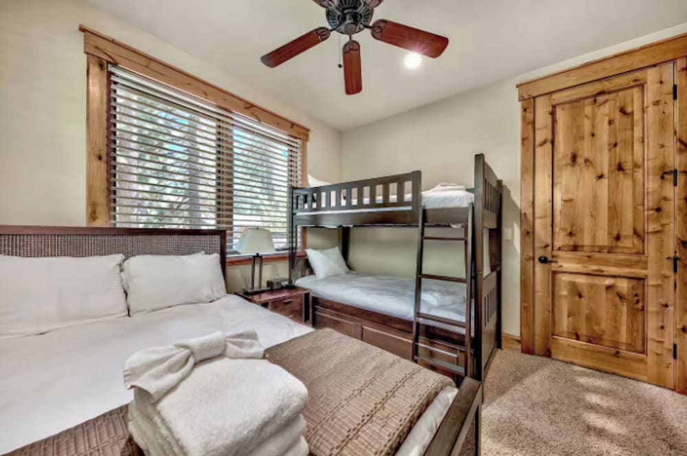 High-end 5 Bedroom, Hot Tub, Game Room With Arcade, Close To Lake And Heavenly, Walk To Trails - Lake Tahoe