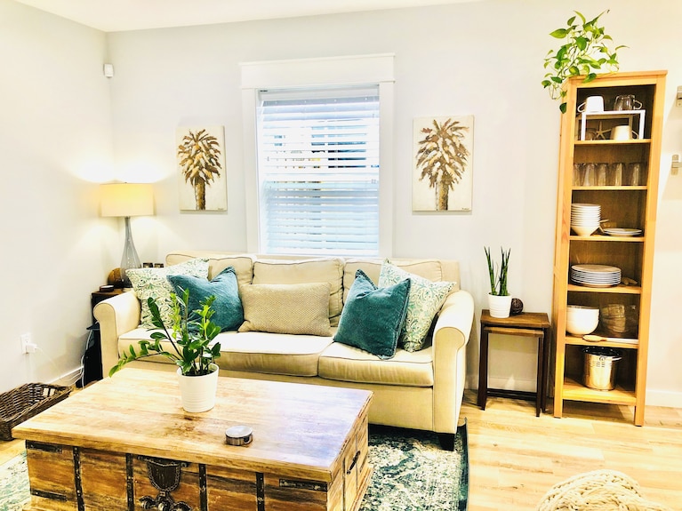 Jacksonville Blue Bungalow- 1 Bedroom New Build Tropical Charm & Cozy Vacation - closed, Jacksonville