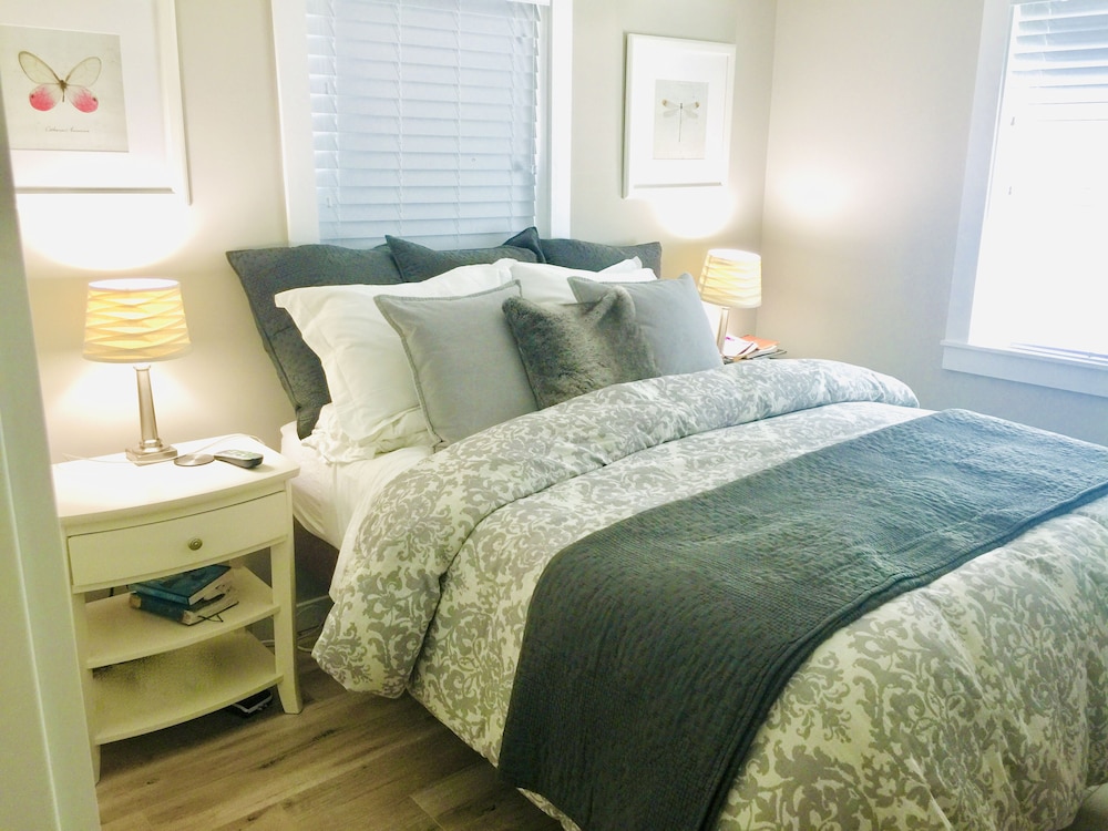 Jacksonville Blue Bungalow- 1 Bedroom New Build Tropical Charm & Cozy Vacation - Jacksonville, FL
