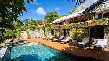 Piscina externa, espreguiçadeiras