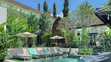 Piscina exterior, espreguiçadeiras