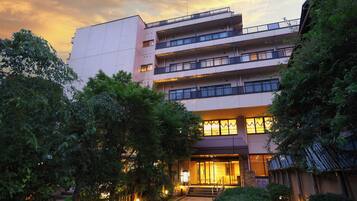 Fachada do alojamento (tarde/noite)