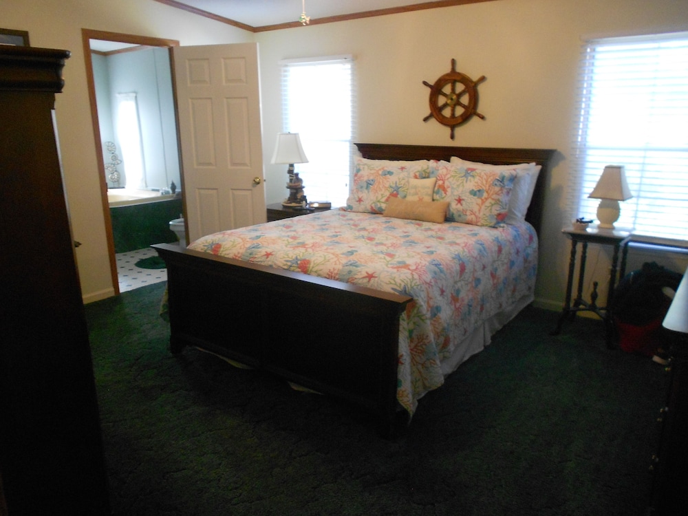 Quiet 3 Bedroom, 2 Bath Home Located Within 1/2 Mile Of Ferry To Cape Lookout - Harkers Island, NC