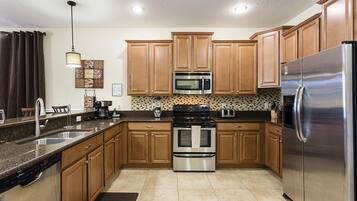 Casa, várias camas, piscina particular, vista para a piscina | Cozinha privada | Geladeira, micro-ondas, cooktop, lava-louças