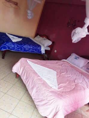 Quarto Twin | Secretária, Wi-fi grátis, roupa de cama fornecida 