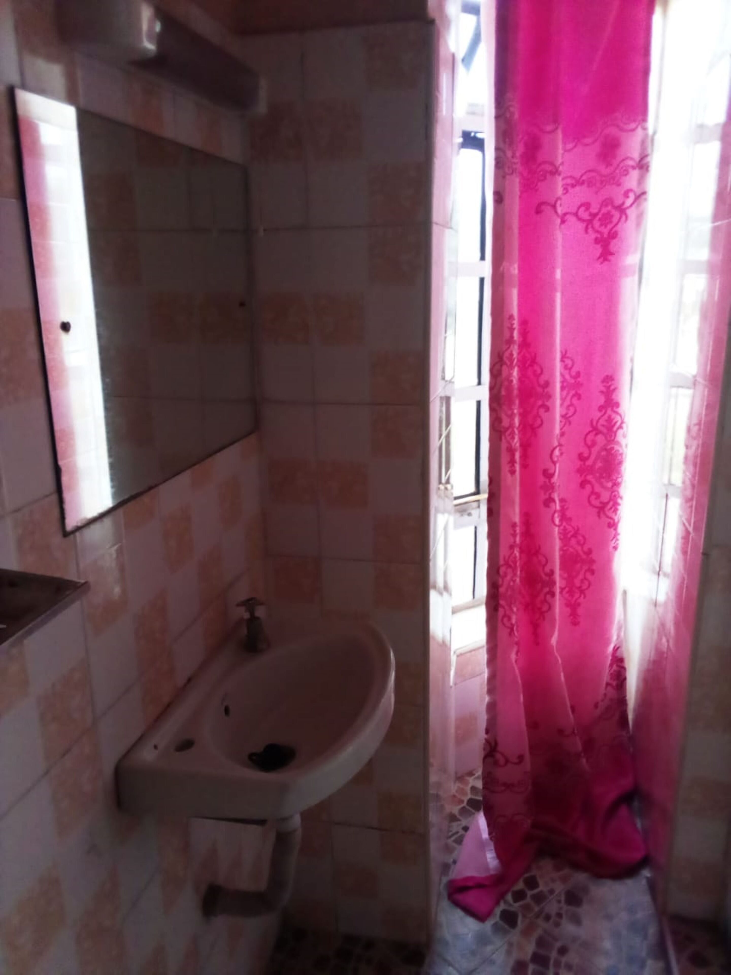 Quarto executivo | Banheiro | Chuveiro, chuveiro com efeito de chuva, produtos de toalete grátis 