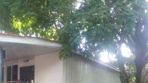 Um pequeno edifício com uma escada de metal que leva a uma porta.