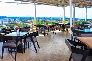 Pequenos-almoços servidos, cozinha local e internacional 