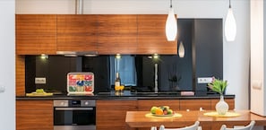 Um frigorífico, um micro-ondas, um forno, uma placa de cozinha 