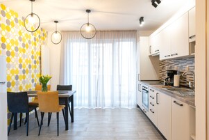 Apartamento, 1 quarto (Industrial) | Cozinha privada | Um frigorífico, um forno, uma placa de cozinha