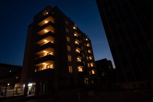 Fachada do alojamento (tarde/noite)