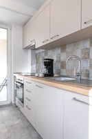 Um frigorífico, um forno, uma placa de cozinha 