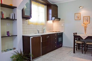 Estúdio, vista para o jardim (Semi Ground Floor) | Cozinha privada | Um forno, uma placa de cozinha, uma cafeteira/bule 