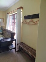 Quarto Duplo (Yellow) | Quartos insonorizados, ferro/tábua de engomar, roupa de cama fornecida