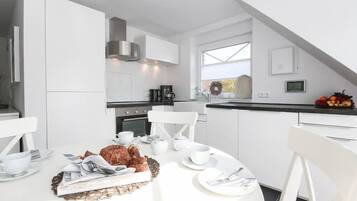 Apartamento, 2 quartos | Refeições no quarto