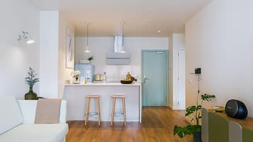 Apartamento superior, 1 quarto | Área de estar | TV LED 55 polegadas com canais a cabo, TV