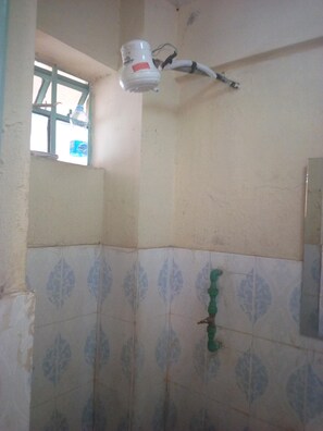 Quarto Individual | Casa de banho | Um polibã, um chuveiro fixo, artigos de higiene pessoal grátis