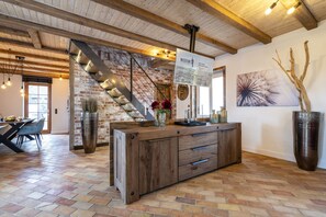 Apartamento luxo | Cozinha privada | Geladeira, cooktop, máquina de café expresso, cafeteira/chaleira