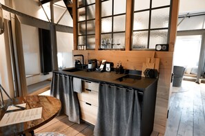 Quarto casal luxo (XL) | Cozinha privada | Geladeira, cooktop, máquina de café expresso, cafeteira/chaleira