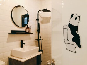 Apartamento Comfort | Casa de banho | Um polibã, artigos de higiene pessoal grátis, um secador de cabelo 