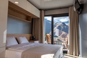 Cabana de Madeira Standard | Lençóis de algodão egípcio, roupa de alta qualidade, secretária 