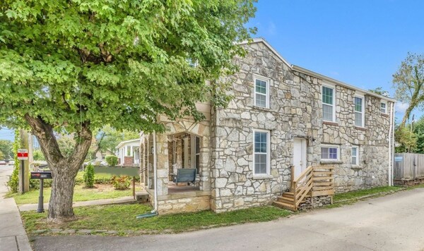 Historic Stone Cottage Retreat: 7 Min Walk To Dt Franklin - Family Fun, Games! - Franklin, TN